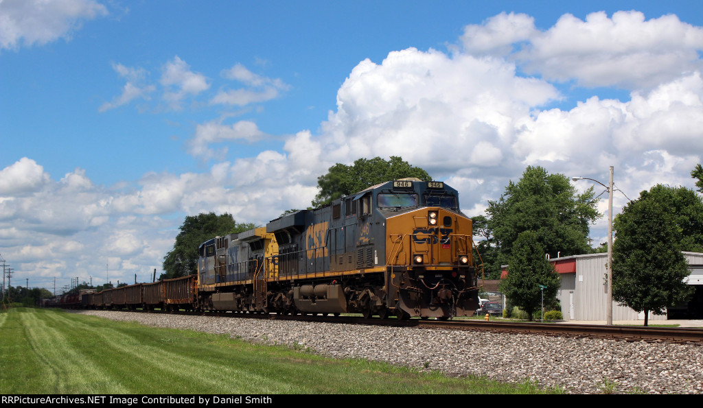 CSX 946 leads K-587 East-bound.